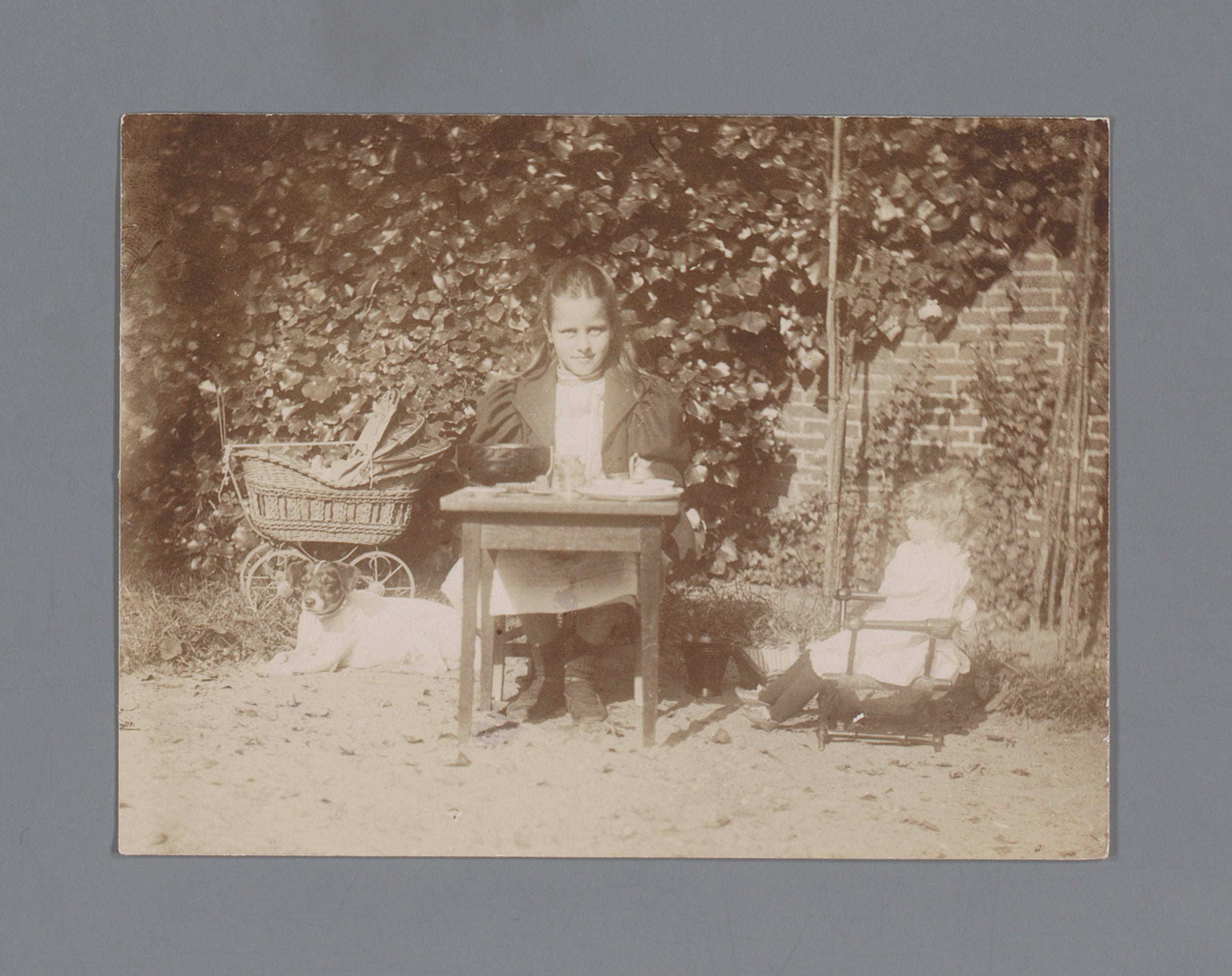 Portret van Johanna Geertruida Jonker met thee | CanvasPrints.com