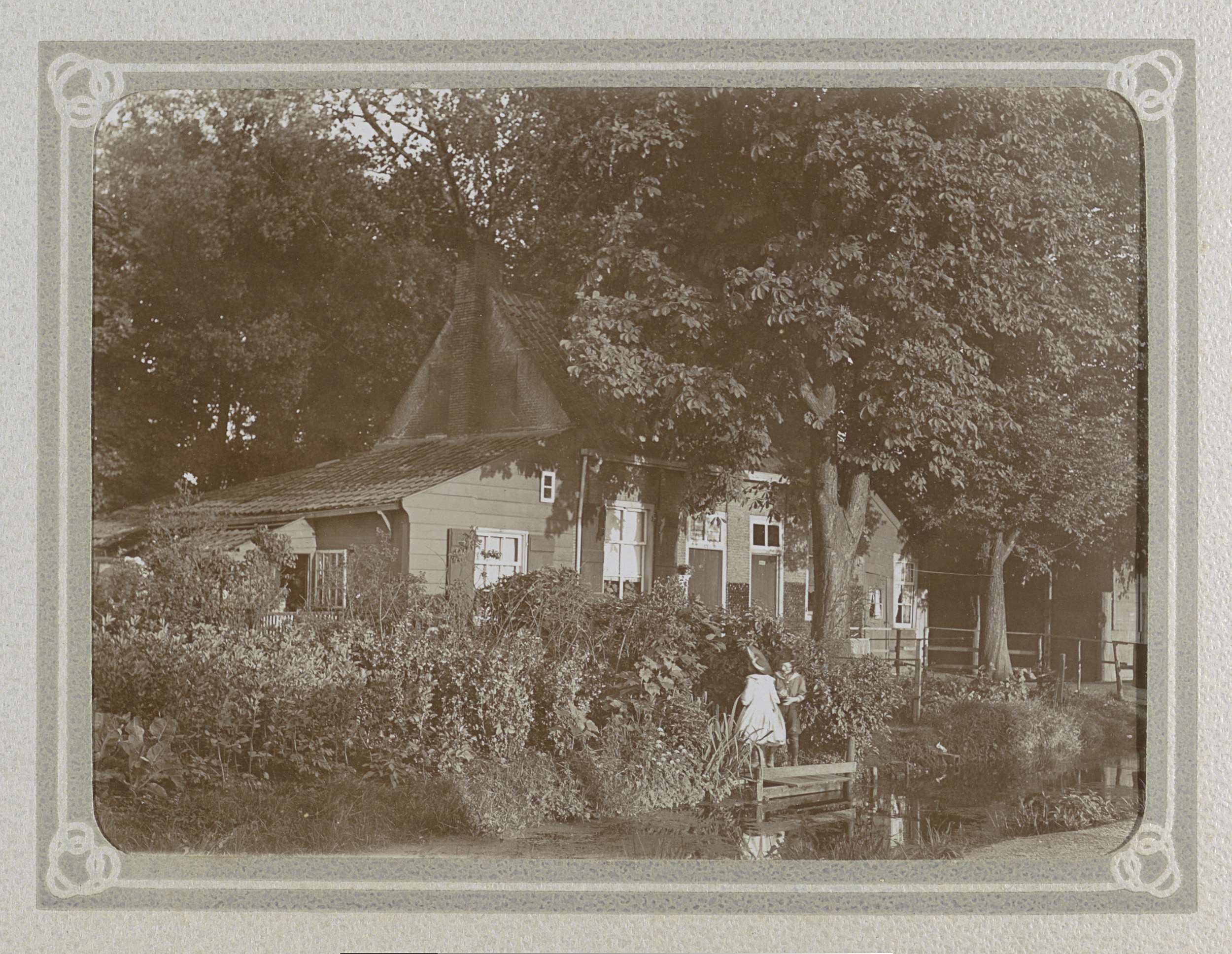 Huis met een schuur tussen de bomen, op de voo | CanvasPrints.com